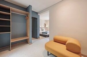 Quarto Superior | Cofre no quarto, secretária 