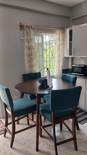 Quarto casal luxo de uso individual, vista para o oceano | Parte interna