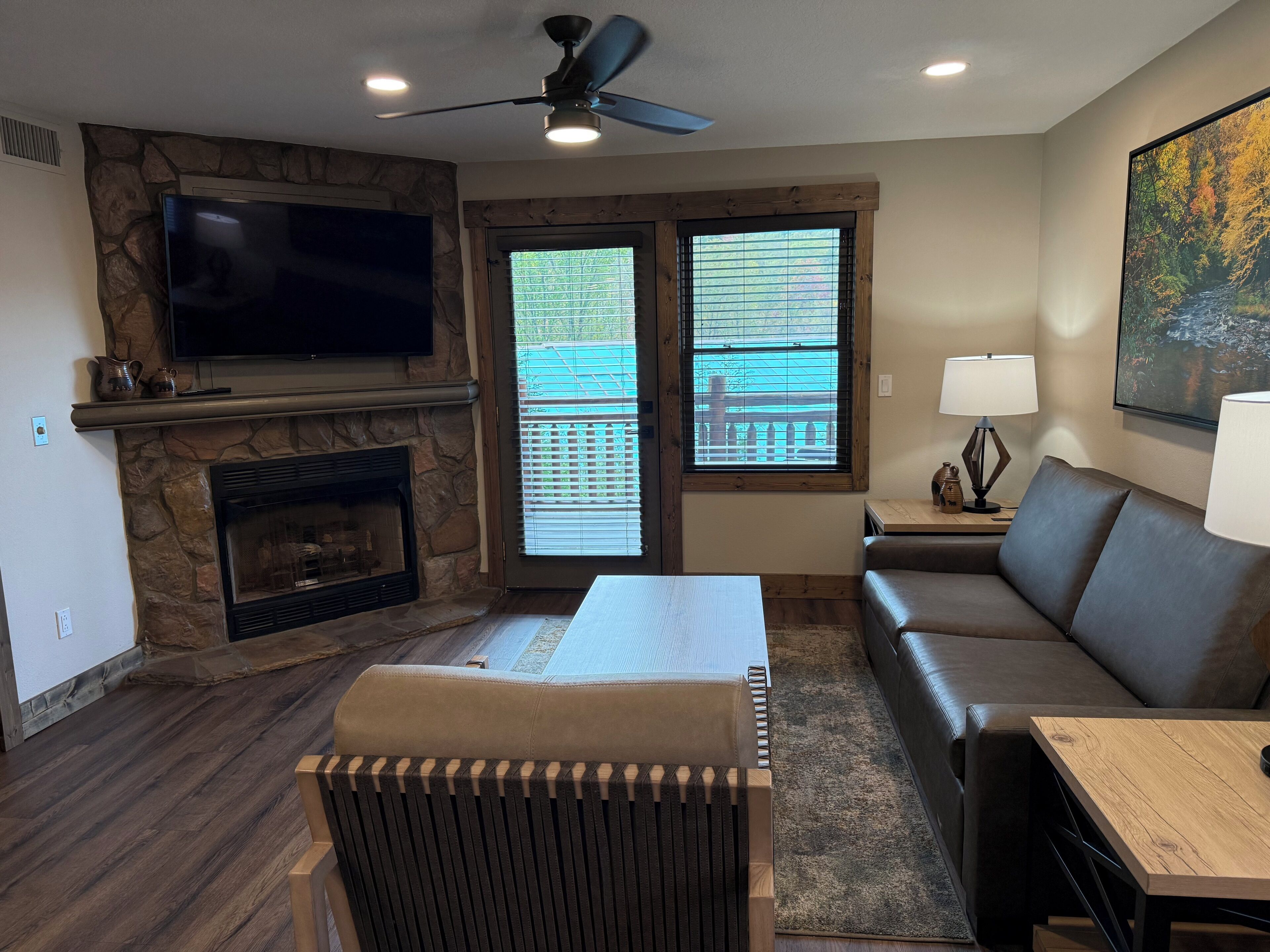 2-bedroom Resort In Gatlinburg  With Ac Waterpark On Premises Fireplace In Room - Gatlinburg, TN