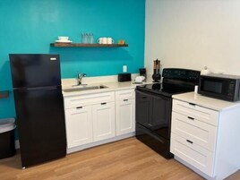 Geladeira grande, micro-ondas, fogão, cooktop