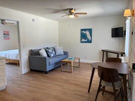 Smart TV 43 polegadas com canais digitais, serviços de streaming