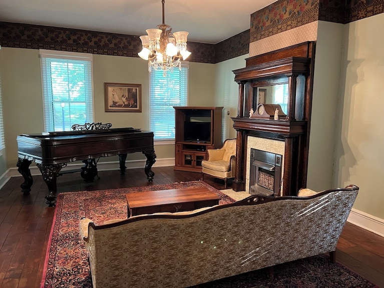 Historic Kugler Cottage, Built 1871, Charming 5-bedroom Stay - Lake Erie, PA