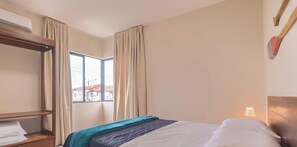 Apartamento premium, acesso à piscina | Roupas de cama premium, individualmente decorados