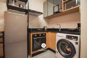 Apartamento premium, acesso à piscina | Cozinha privada | Geladeira, micro-ondas, talheres/pratos/utensílios de cozinha