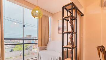 Apartamento Deluxe, acesso à piscina, vista para a praia | Sala de estar | Smart TV de 55 polegadas com canais digitais, Netflix