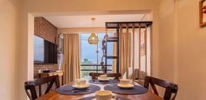 Apartamento Deluxe, acesso à piscina, vista para a praia | Sala de jantar