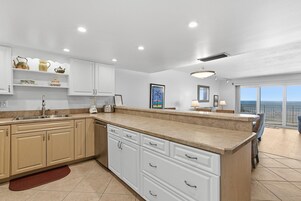 Apartamento em Condomínio Fechado, várias camas (Sandpiper 611) | Cozinha privada | Um forno, uma torradeira 