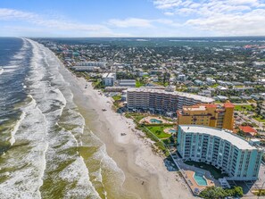 Apartamento em Condomínio Fechado, várias camas (Coronado Towers 104) | Praia | Na praia 