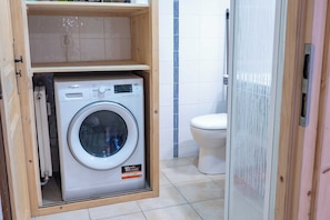 Apartamento | Casa de banho | Um secador de cabelo, toalhas fornecidas, champô, papel higiénico 