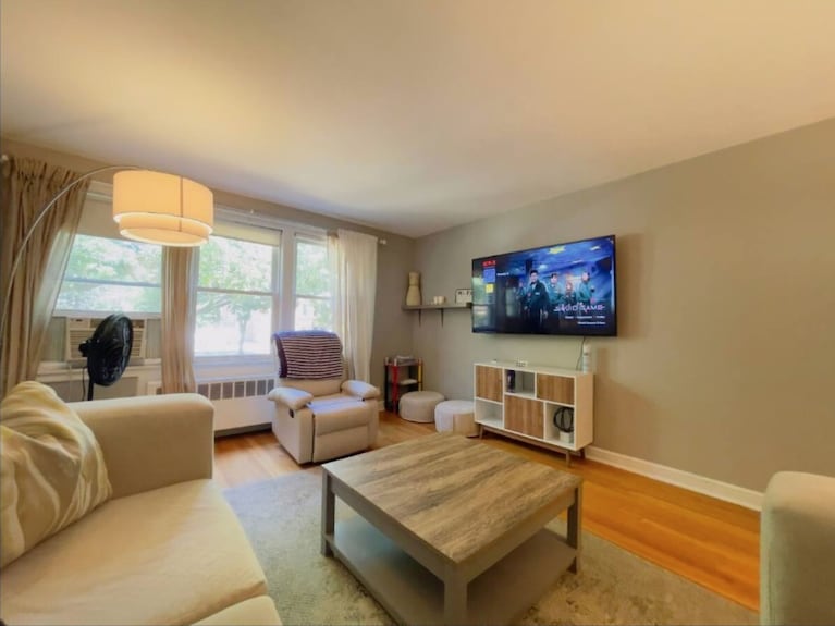 Comfortable 2-bedroom Getaway, Family & Pet Friendly With Parking Included - Evanston, IL