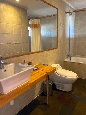 Quarto casal ou duplo luxo, vista para o oceano | Banheiro | Toalhas de banho, sabonete, shampoo, papel higiênico