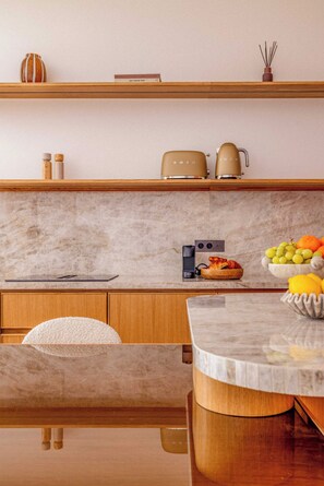 Apartamento | Cozinha privada | Geladeira, fogão, cooktop, lava-louças