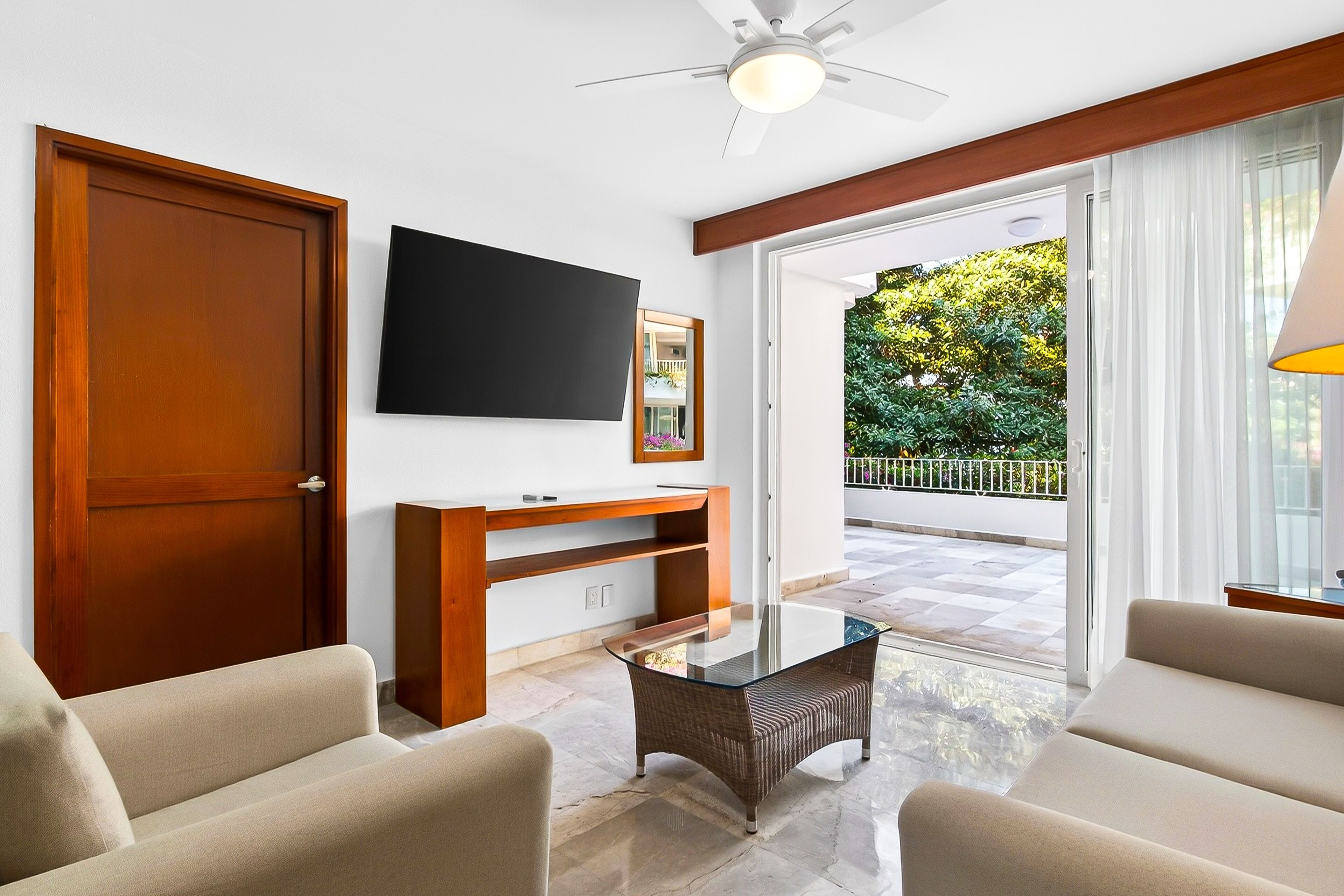 Well-located Hillside Suite With Rooftop Pool, Fitness Center & Family Features - Conchas Chinas