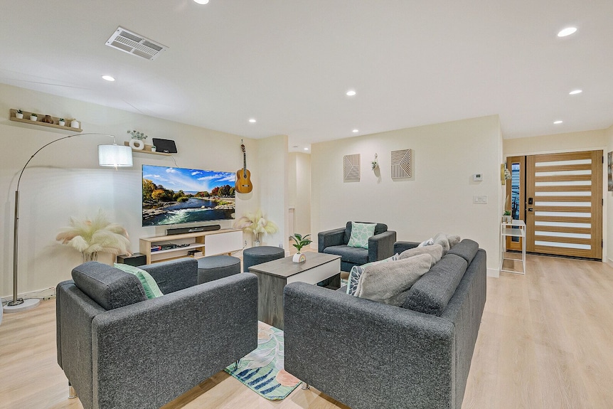 20 Min To Disneyland, 7 Min To Bella Terra Spacious Family Home Near All The Fun - Garden Grove, CA