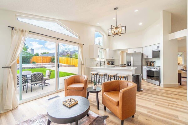 Modern Western Retreat Pet-friendly 4bed/2bath - Reno