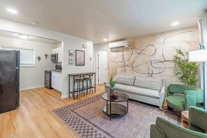 Casa, 1 cama queen-size e sofá-cama, cozinha, vista para o jardim (732 Vine) | Sala de estar