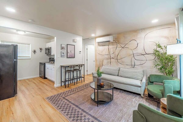 Designer Living Pet-friendly Unr 2br 1ba - Reno, NV