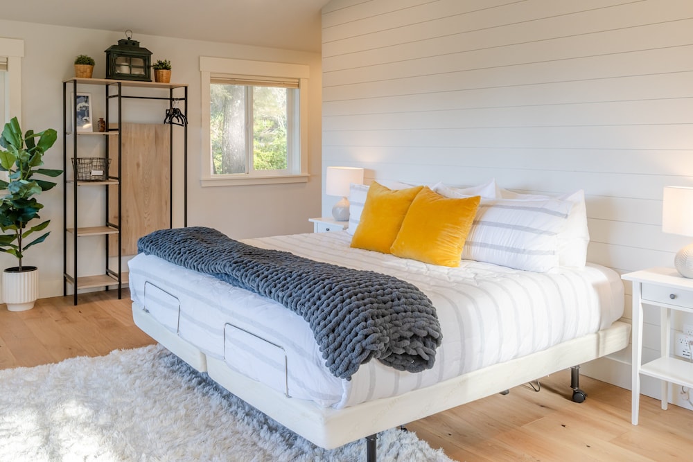 Ocean-View Retreat w/ Private 3rd-Floor Primary Suite, EV Charger Near ...