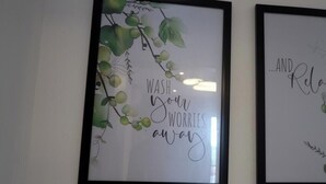 Duas peças de arte emolduradas com texto e folhagem.
