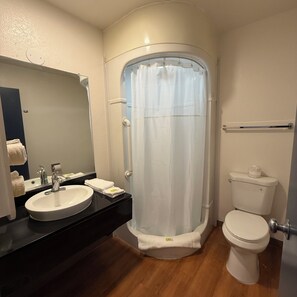 Quarto Standard, 1 cama queen-size, não fumadores | Casa de banho | Toalhas fornecidas, sabão, champô, papel higiénico 