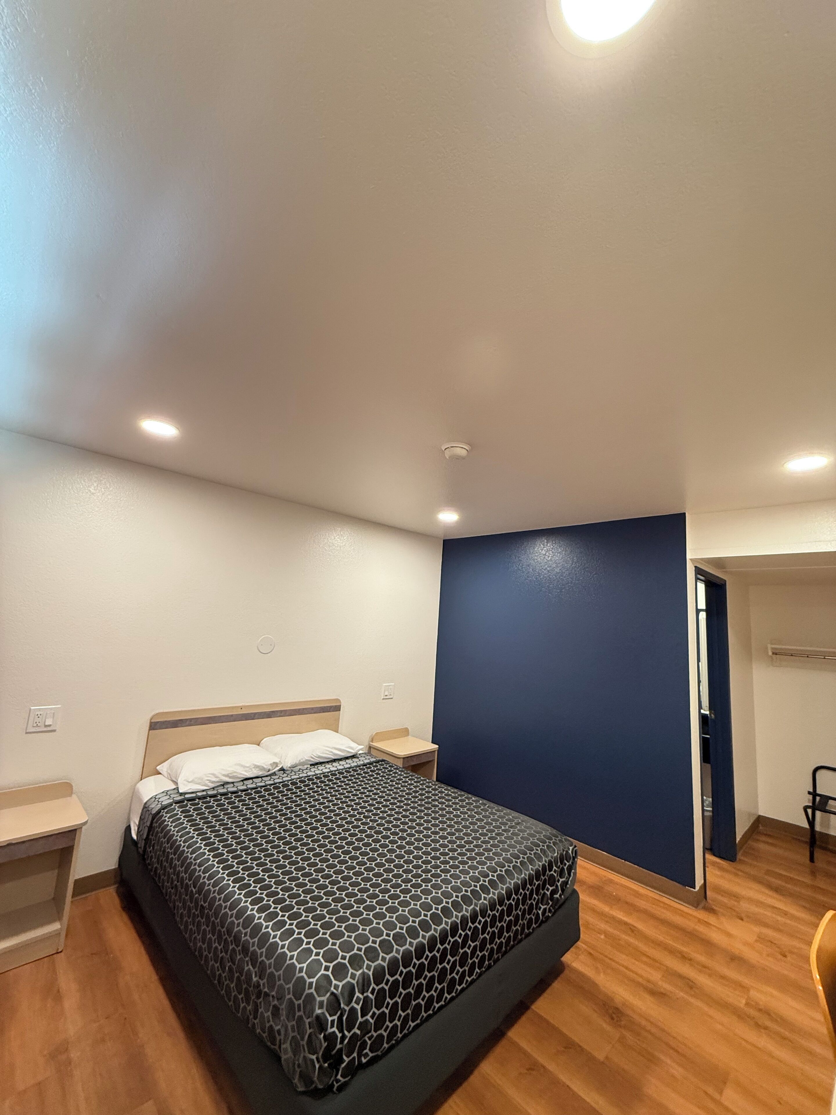 Quarto Standard, 1 cama queen-size, não fumadores | Secretária adequada para computadores portáteis, ferro/tábua de engomar 