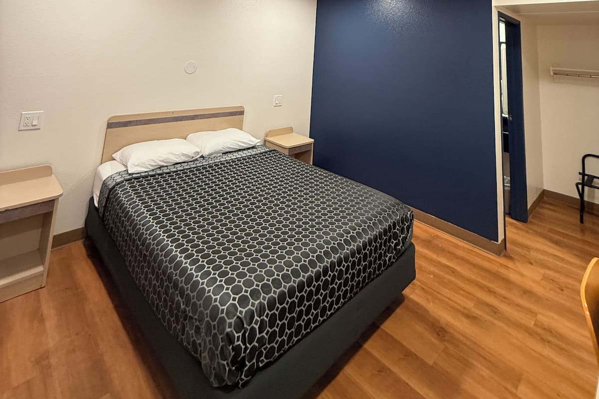 Quarto Standard, 1 cama queen-size, não fumadores | Secretária adequada para computadores portáteis, ferro/tábua de engomar