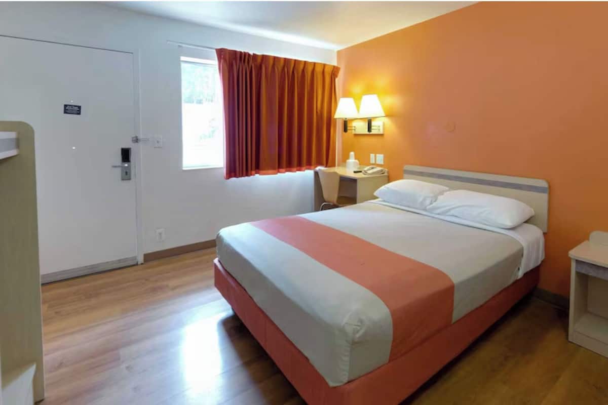 Quarto básico | Espaço de trabalho para notebook, ferros/tábuas de passar roupa