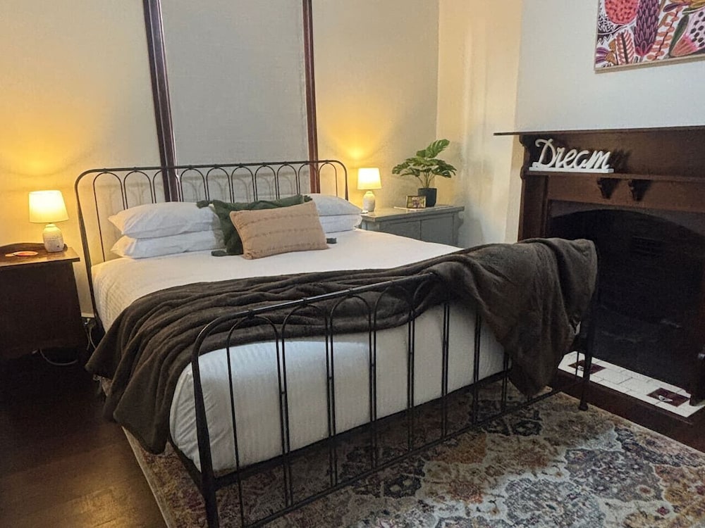 Pawfect Retreat – Luxe Dog Stay, Walk to Town - Bridgetown | Vrbo