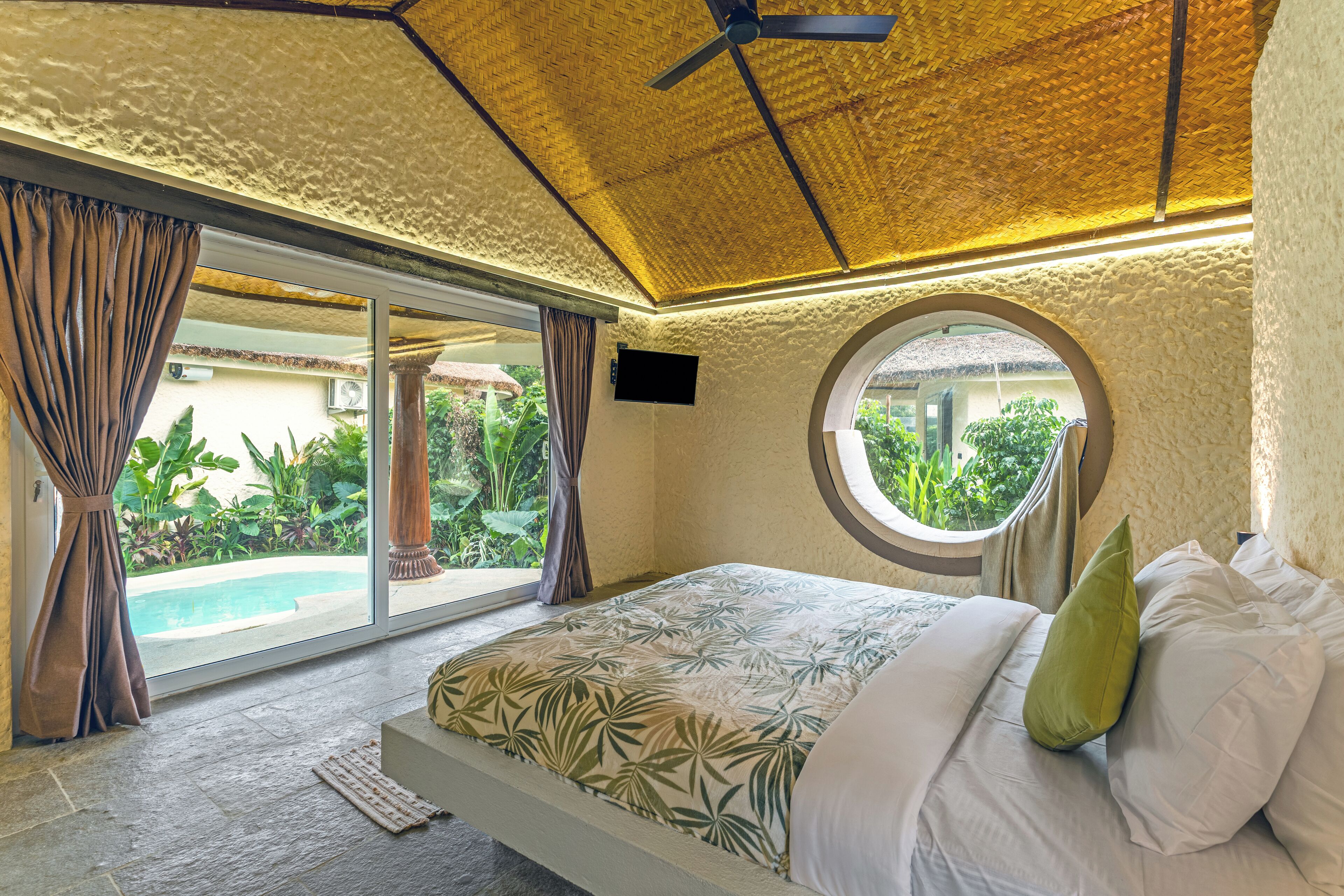 Suite, vista para a piscina | Ferro/tábua de engomar, Wi-fi grátis 