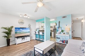 Apartamento Signature em Condomínio Fechado, 1 quarto, varanda, vista para a praia | Sala | Smart TV de 32 polegadas com canais via satélite 
