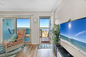 Condo com design assinado, 1 quarto, sacada, vista para a praia | Vista do quarto