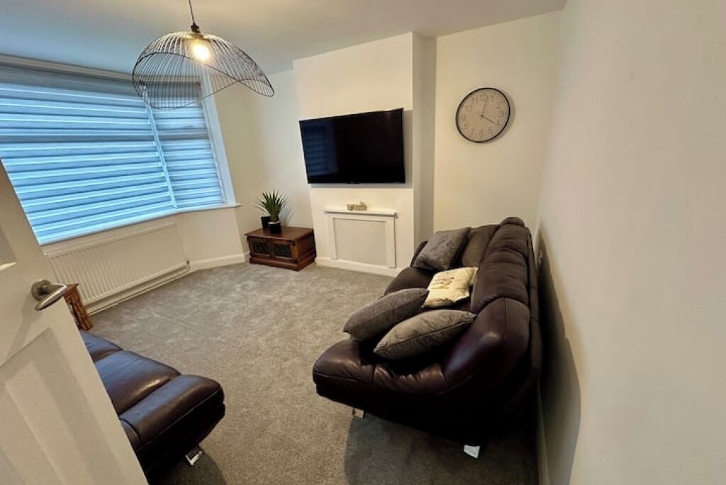 Noggins Homes  City Centre With 2 Car Parking & Garden - Colchester