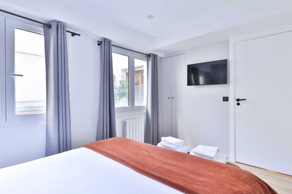 Comfort & Design for 10p - 5min From the Marais, Paris: Hotel Reviews ...