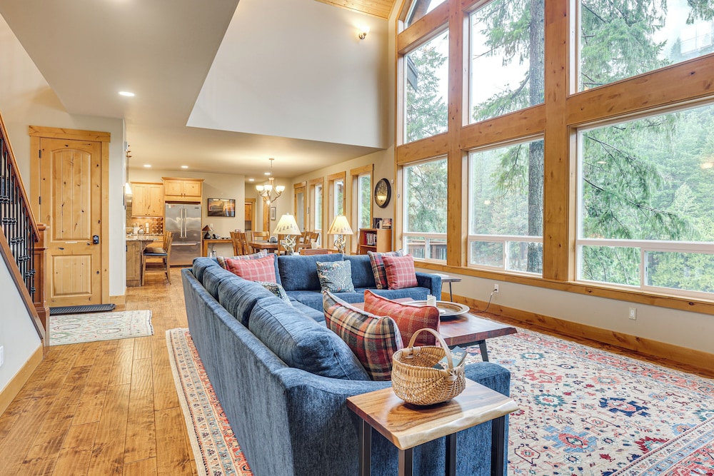 Luxe Riverside Retreat! 5,000-sq-ft Cascades Cabin - Leavenworth, WA