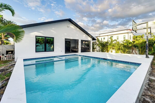 1 Mi To Beach! Modern Tropical Retreat In Naples - Caribbean