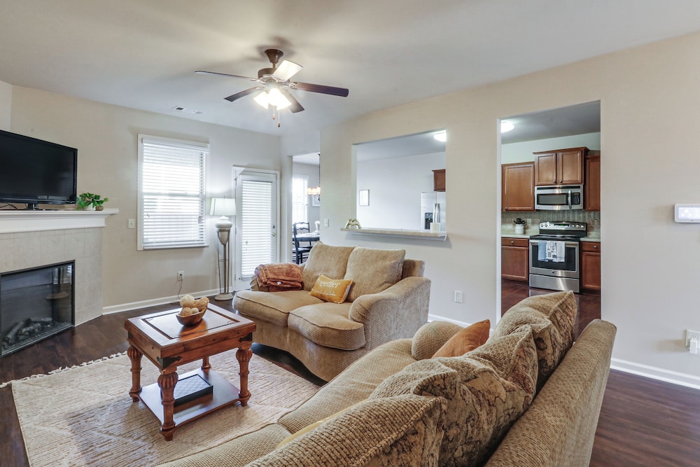 Walk To Park: Peaceful Atlanta Townhome W/ Deck - Douglasville, GA