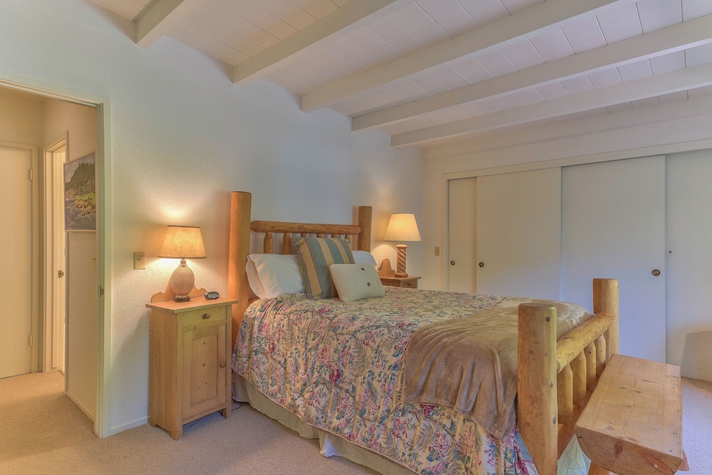 4058 Emery Board - Golden Rectangle Art Retreat - Carmel | Stayz