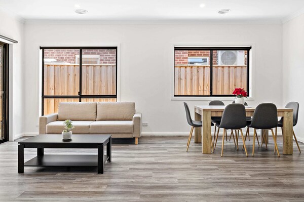 スペーシャス 4ベッド ホーム ウィズ プライベート アウトドア エリア - Melton