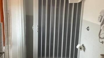 Casa de banho | Um secador de cabelo, sabão, champô, papel higiénico