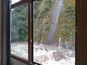 Cofres nos quartos, quartos à prova de som, Wi-Fi de cortesia