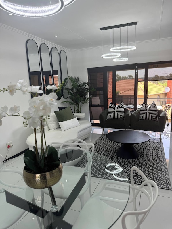 Apartamento, 2 quartos, fumadores, varanda | Sala