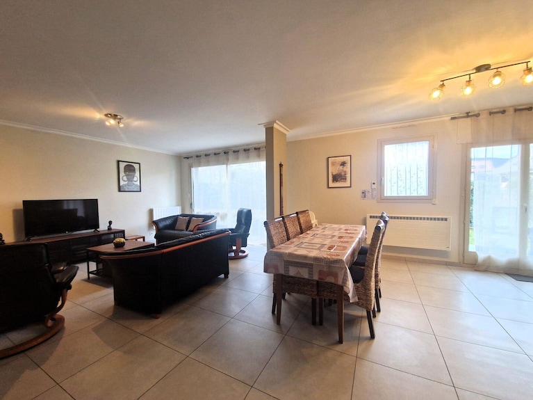 Modern Comfort With Pool And Garden, Near Lake - Menthon-Saint-Bernard