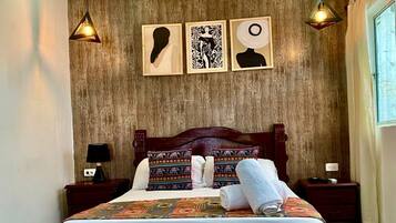 Quarto Triplo Standard | Secretária, secretária adequada para computadores portáteis