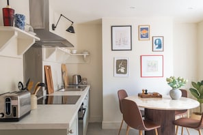 Apartamento Deluxe, varanda, Vista para a cidade | Cozinha privada | Uma chaleira elétrica 