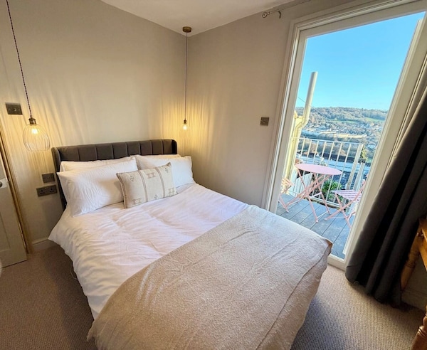 Garden Apartment With Balcony - Bath