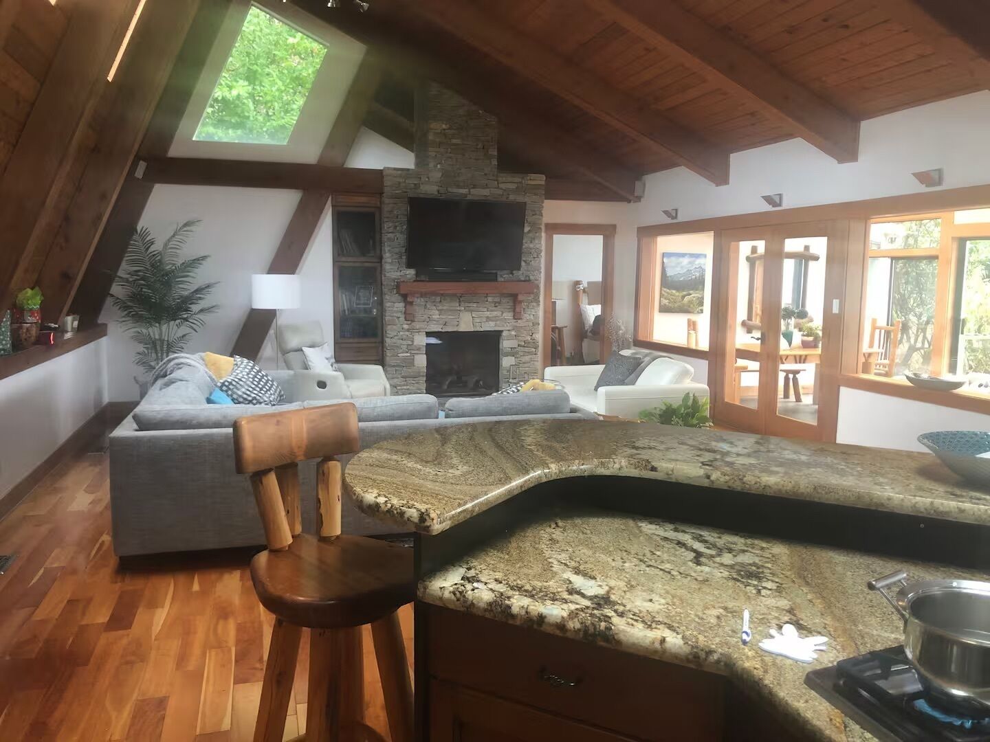 True Beachfront Home 15 Minutes From West Vancouver! - Bowen Island