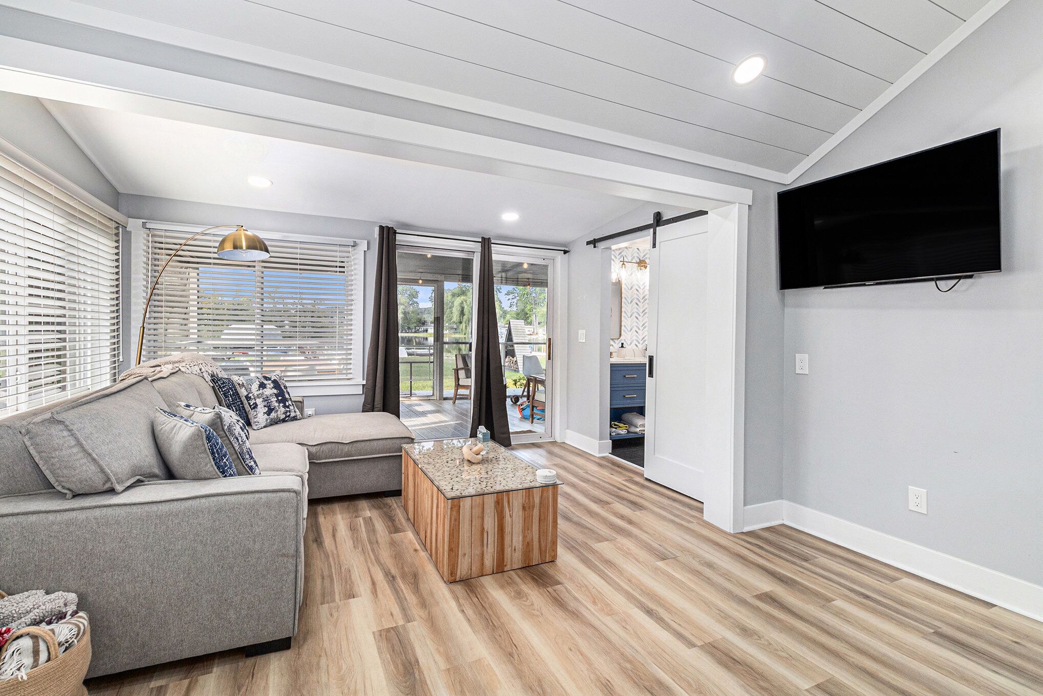 Peaceful Lakefront Retreat With Hot Tub - Chelsea, MI