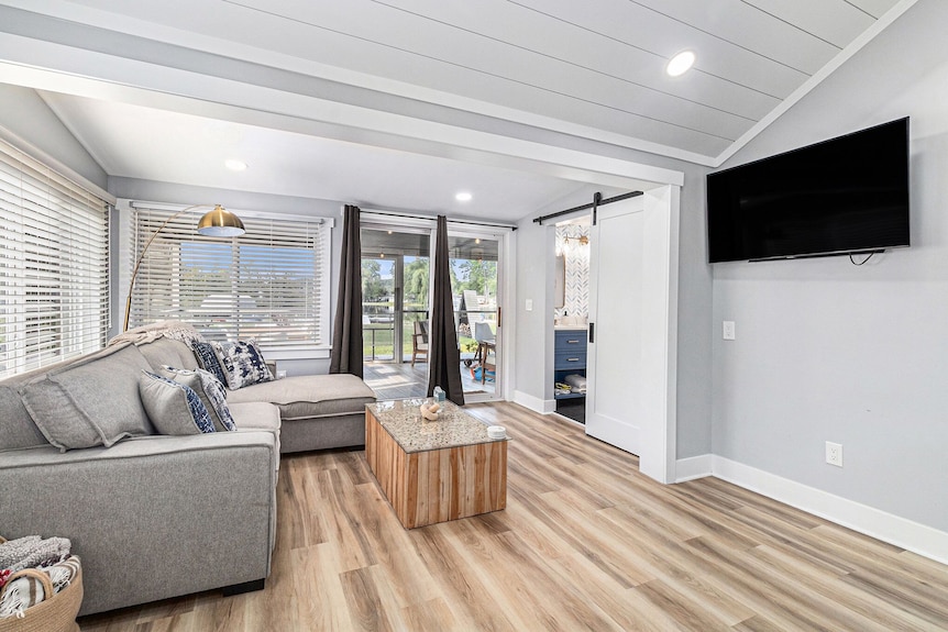 Peaceful Lakefront Retreat With Hot Tub - 切爾西