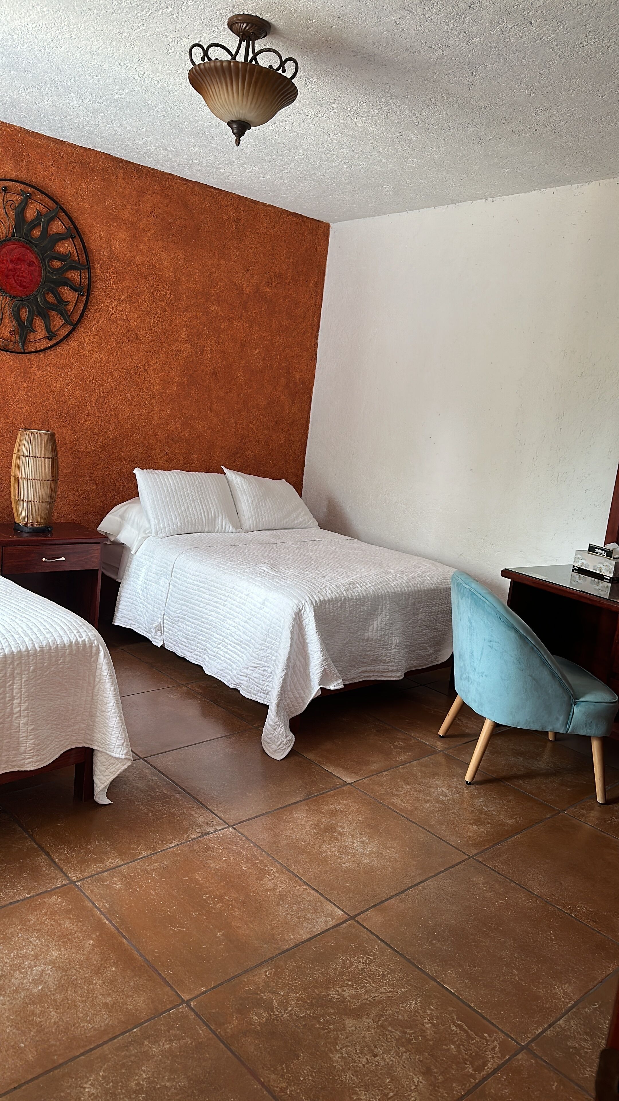 Quarto casal família | Roupas de cama premium, edredons de pluma, escrivaninha