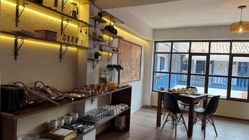 Café da manhã feito na hora grátis todos os dias